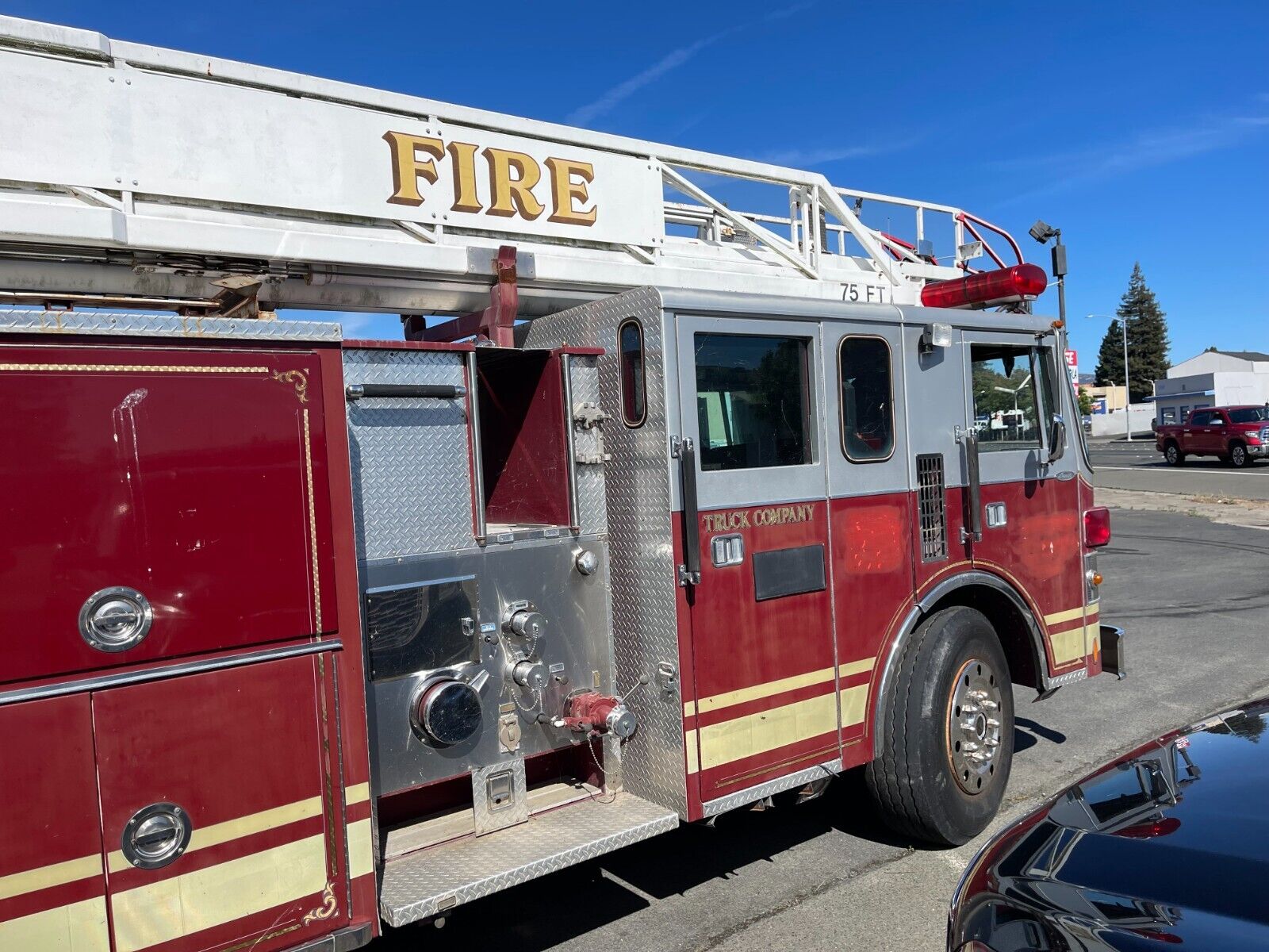 1989 Pierce Ariel Lift Fire Truck 75′ Ladder [needs good cleaning] for sale